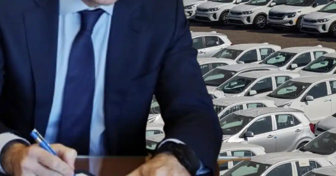 OMBΑ-ΣΟΚ: AYTΟΣ ΕΙΝΑΙ Ο ΠΑΣΙΓΝΩΣΤΟΣ ΕΛΛΗΝΑΣ ΕΜΠΟΡΟΣ ΑΥΤΟΚΙΝΗΤΩΝ ΚΑΙ ...